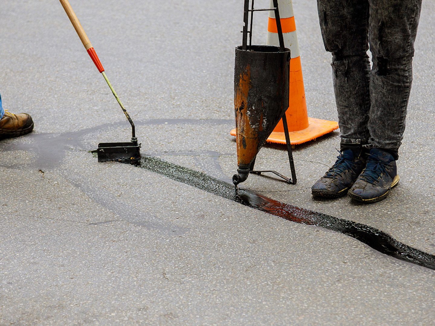 Asphalt Crack Repair Services, Driveway Crack Filling Services ...